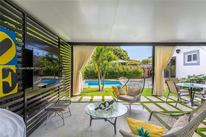 17 Guests Luxury Miami Pool House - Miami, FL