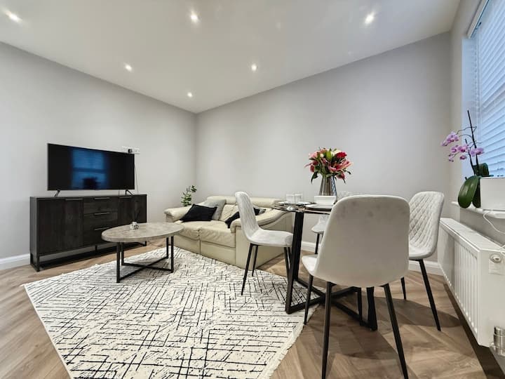 Stylish Modern Home • Fully Equipped - 일퍼드
