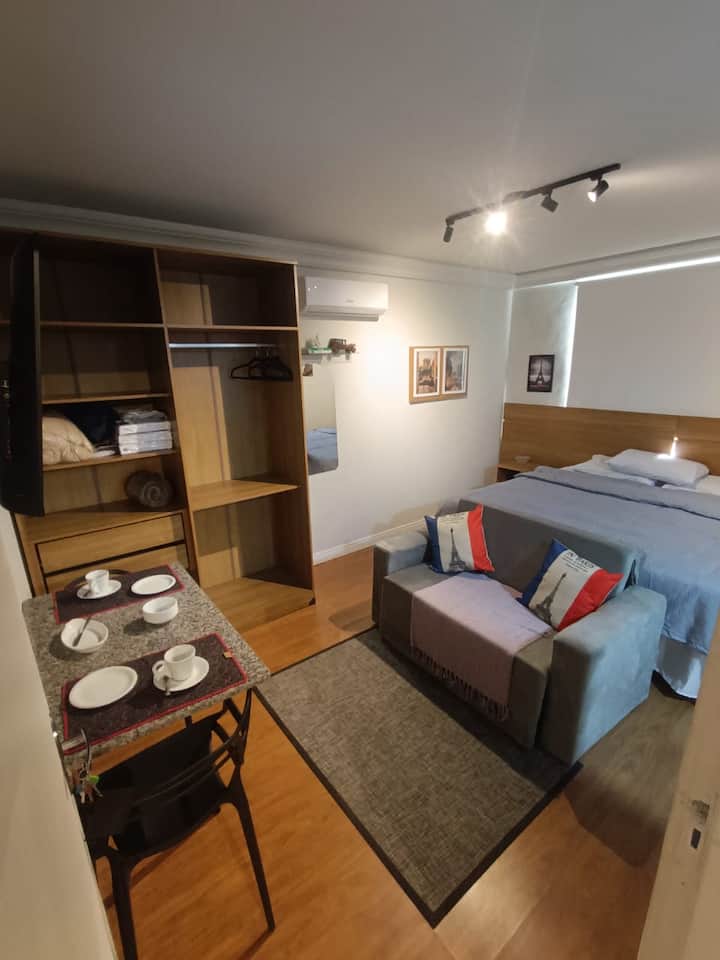 Studio Paris: Cama King, Garagem E Ar Condicionado - Curitiba