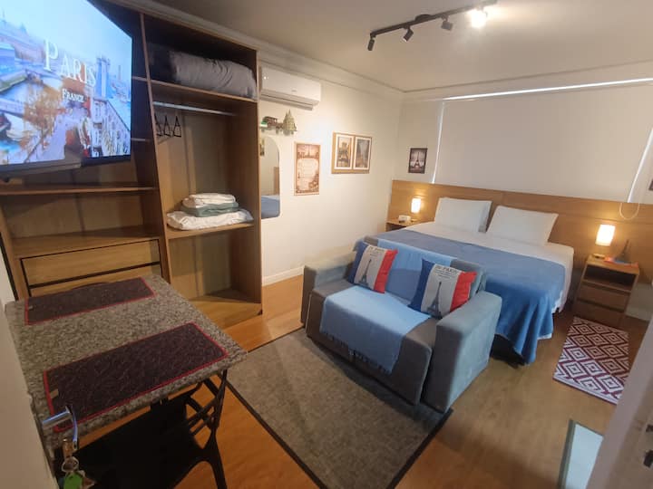 Studio Paris: Cama King, Garagem E Ar Condicionado - Curitiba
