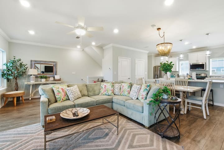 Spacious 3-level Townhome + Pool & Hot Tub - Perdido Key, FL