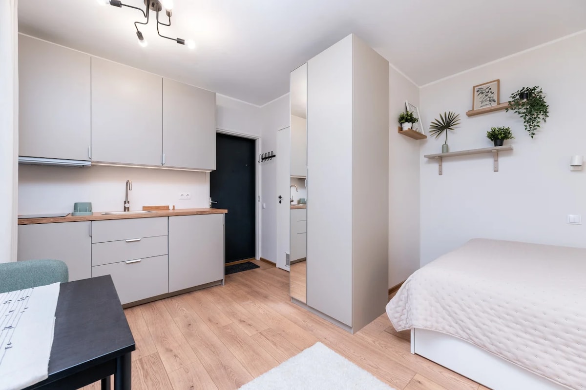 Bright Studio | Free Parking | Self Check-In - Flats for Rent in ...