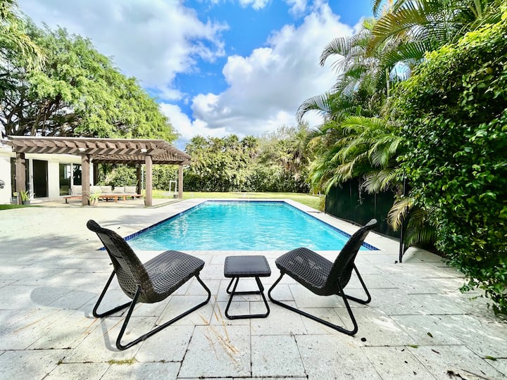 Stunning Home With Pool, Mini Soccer Field, Picnic - Palmetto Bay, FL