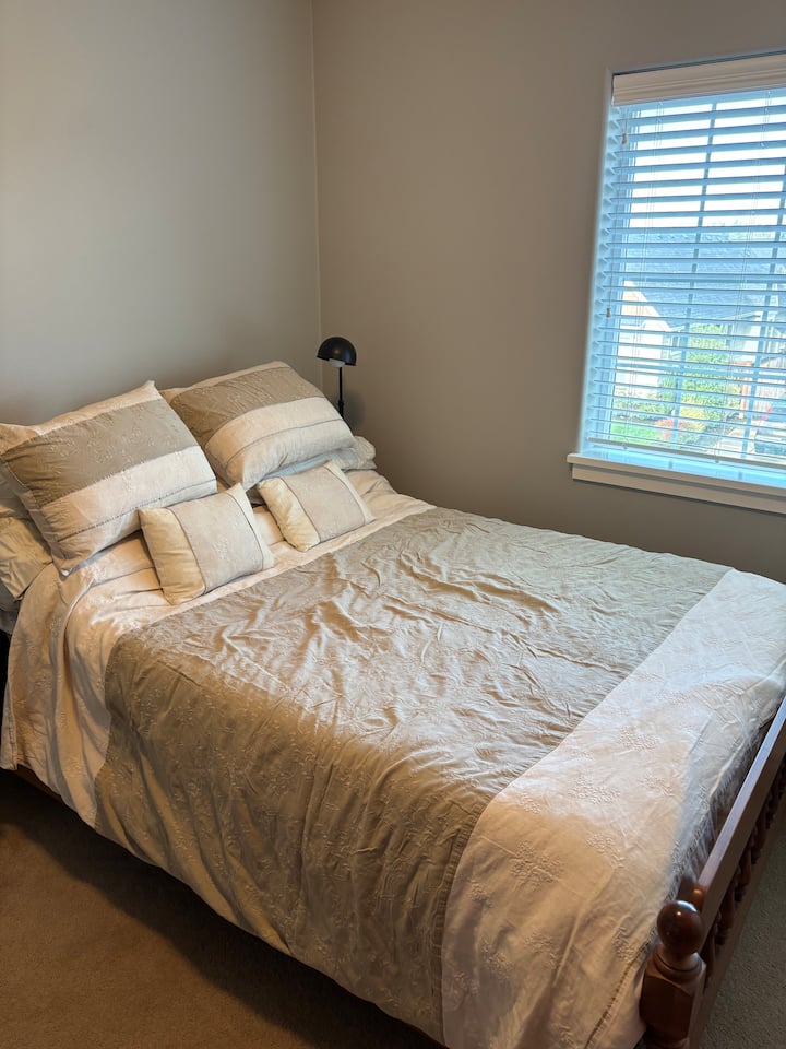 Stay In A Bright Home Where You Can Stay & Relax! - Eugene, OR