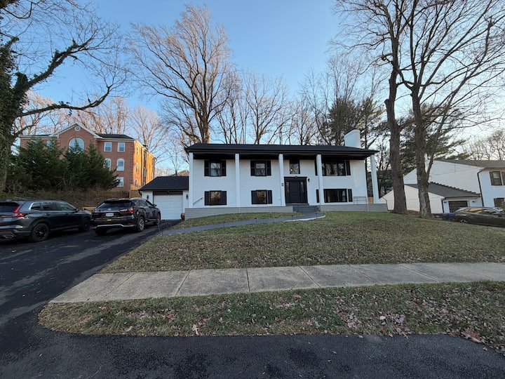 Newly Renovated And Equipped With New Furniture - Fairfax, VA