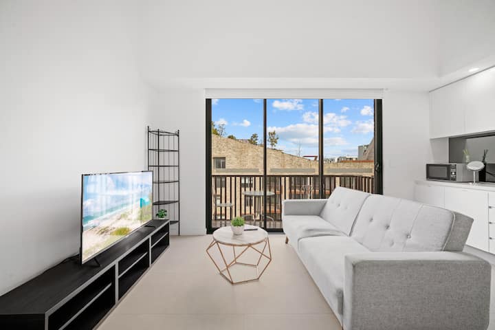 Designer 1br Apt | Rooftop Oasis & Fast Cbd Access - Rosebery