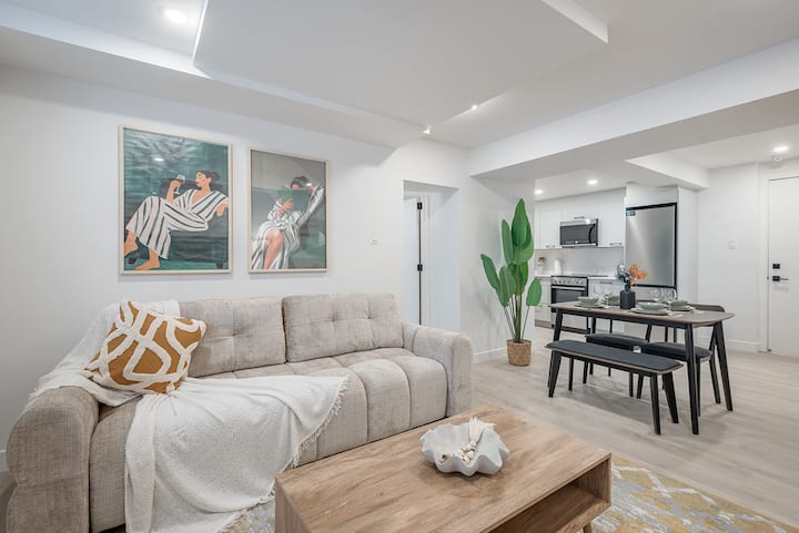 Spacious 1br W/ 2 Beds + Sofa | Sleeps 6 | Atwater - Montreal