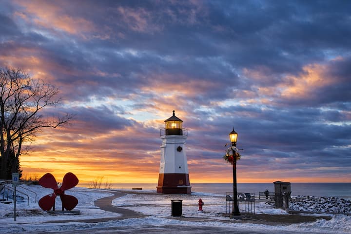 The Leaf House | Quiet Wooded Retreat - Vermilion, OH