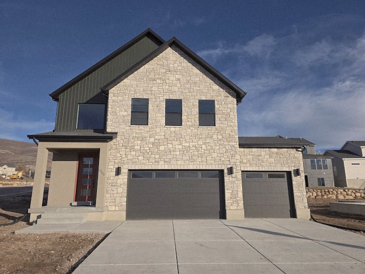 New 5 Bedroom Home, Charming Heber City Sleeps 19 - Heber City, UT