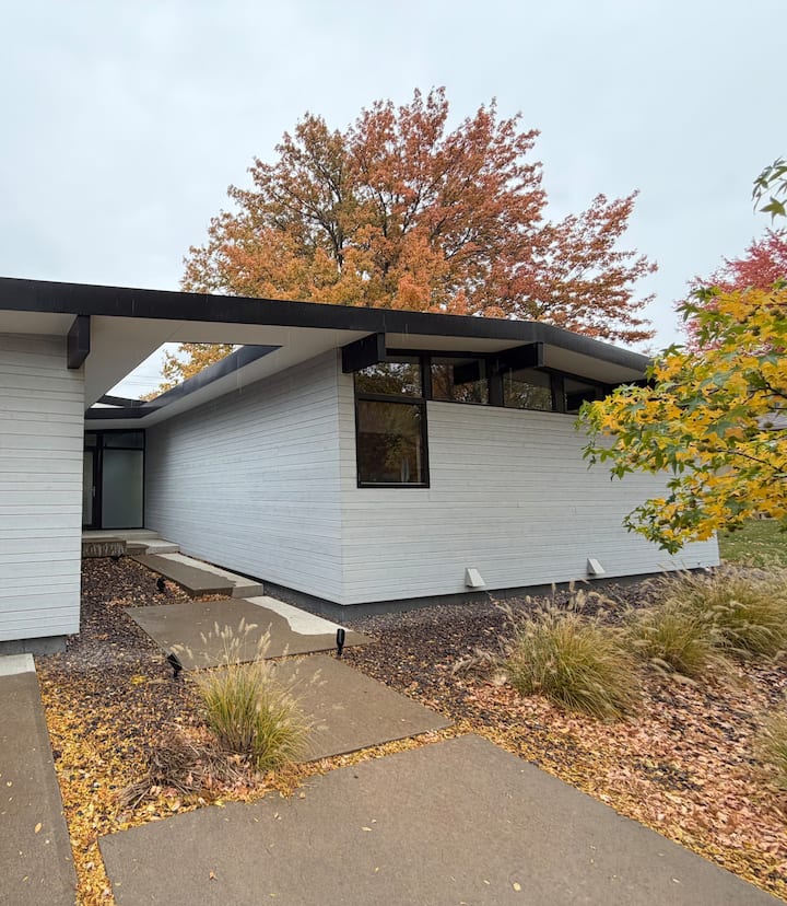 Luxury Mid-century Modern Home - 艾奧瓦城