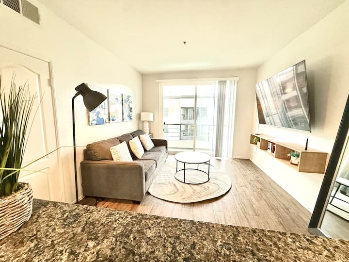 Sunlit Marina Del Rey 1br • Peaceful Pool View - Santa Monica, CA