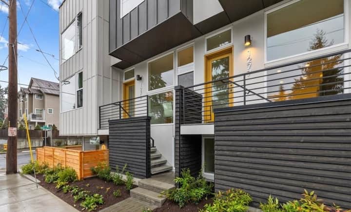 Split Level Townhome | Rooftop Deck | 15 Mins Down - Phinney Ridge - Seattle