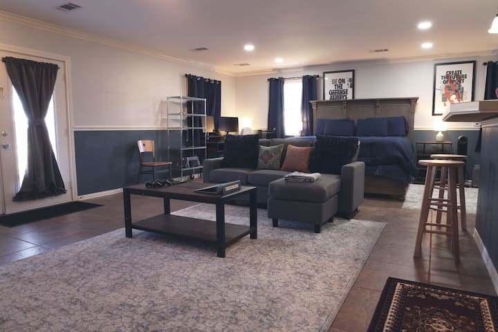 Spacious Private Suite • King Bed • Gated Property - Arlington, TX