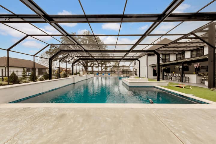 Luxury Resort With Pool And Theater - Katy, TX