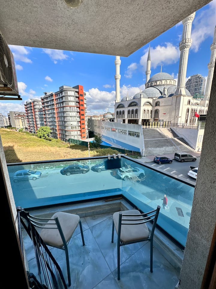 شقة كبيره واسعه  بشرفه تتسع ل 6 اشخاص بجانب السوق - Sahil