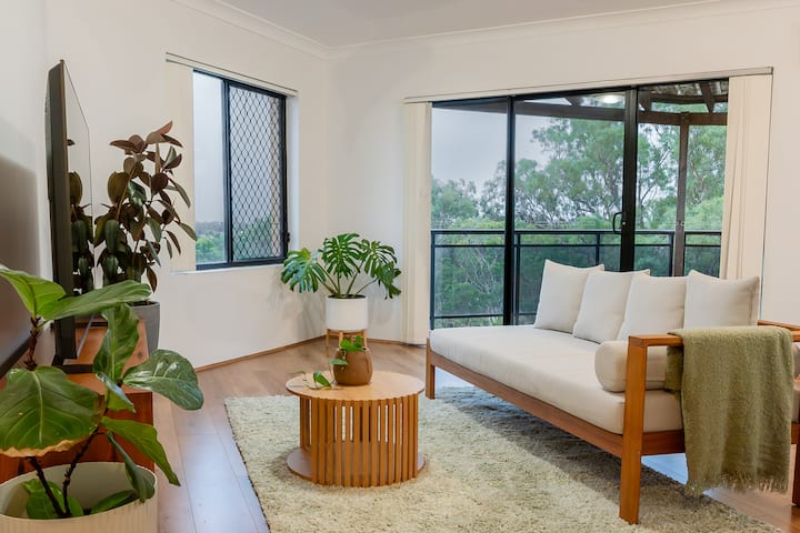 Quiet Treetop Apartment Central Parramatta - Toongabbie