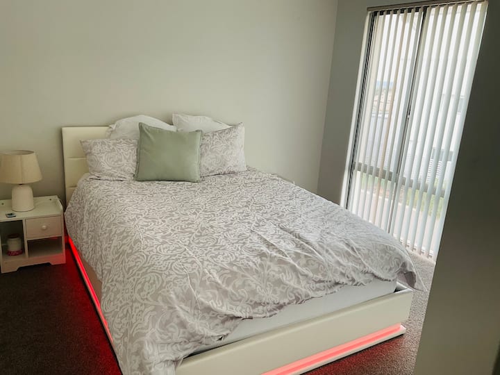 Lovely Upstairs All Yours Right By The Beach - Yanchep