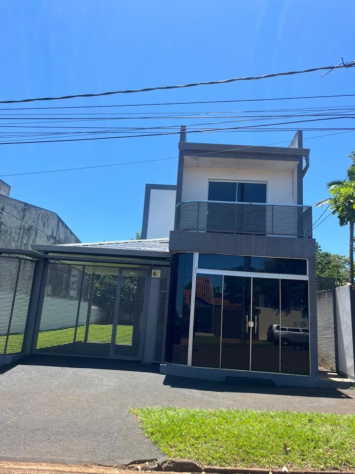 Casa De 2 Pisos Con Amplio Patio Y Piscina Privada - Paraguay