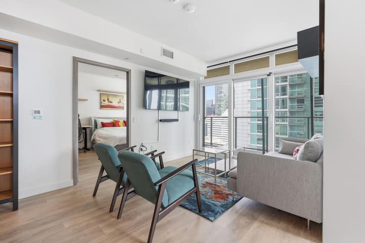 Luxury Condo With Iconic Downtown Toronto Views - Mississauga