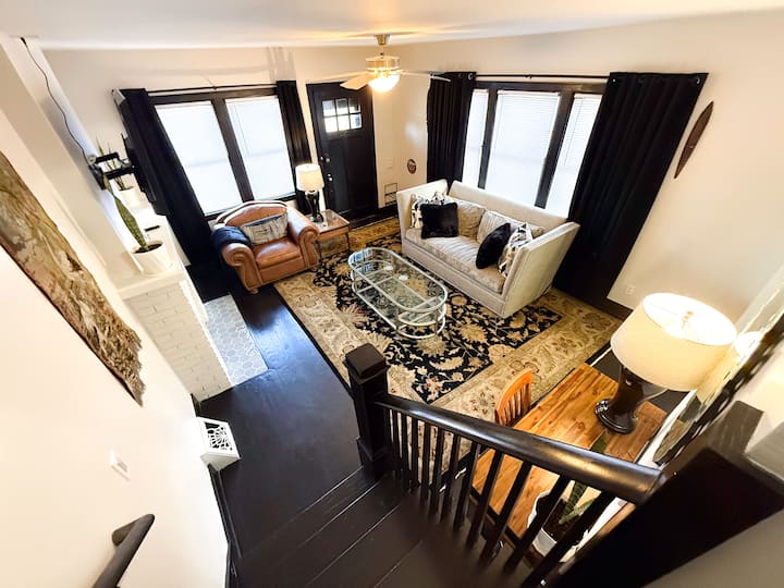 Peaceful Sleepy Hollow Residence - Wichita, KS