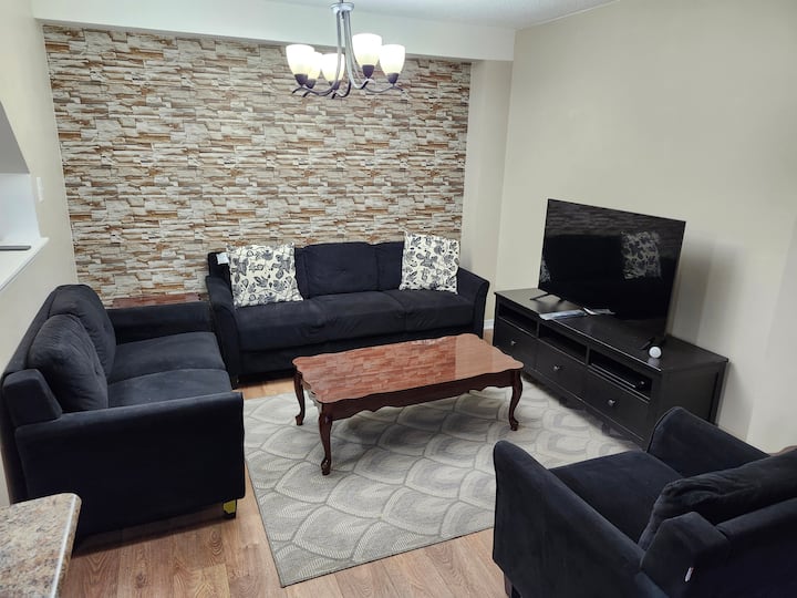 Cozy 2br Townhouse Retreat Minutes From Go Station - Ajax