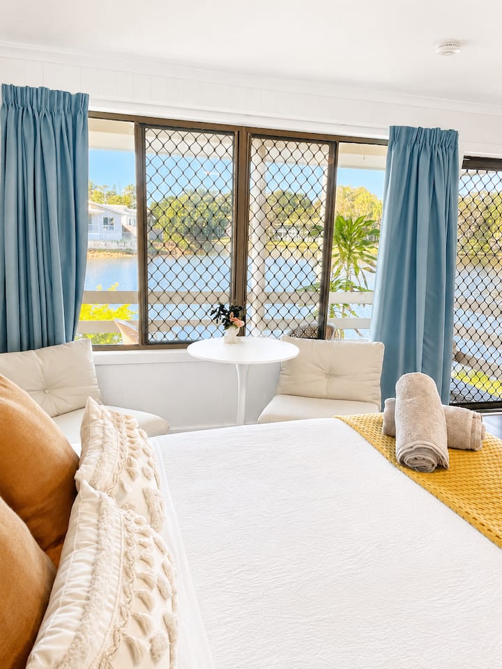 Boutique Lakefront Cabin : Sunrise Views - Hervey Bay