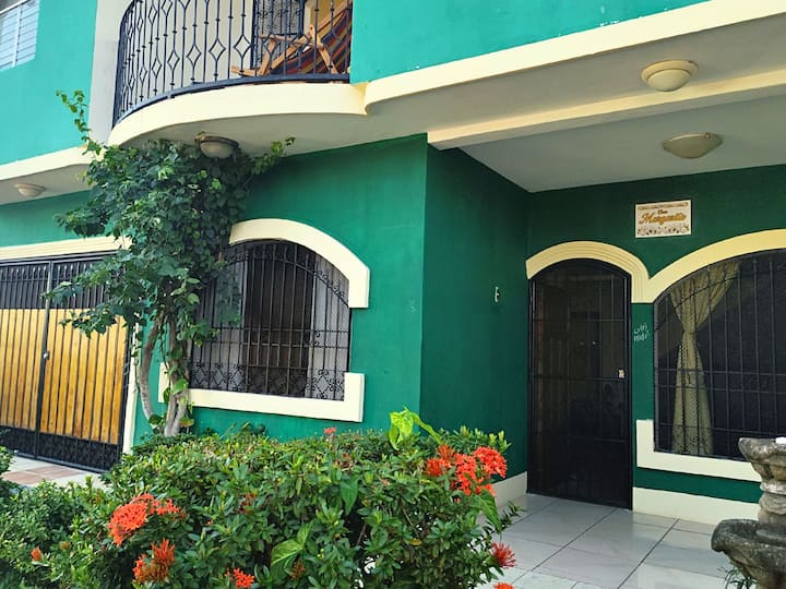 Casa Amplia 3 Hab Con A/c Jardín + Garaje - Nicaragua