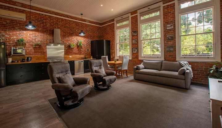 Wongajong Schoolhouse, Charming 1882 Country Stay - Forbes