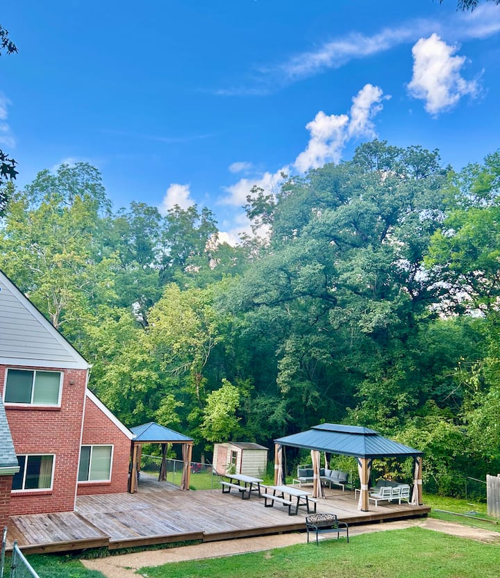 The Bulldog Basecamp | Sleeps 18 | Game Day - Mississippi