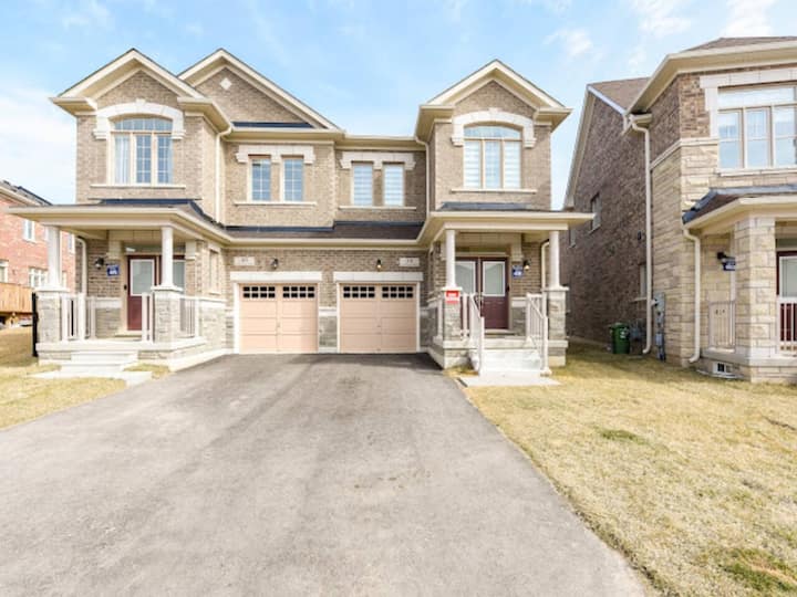 Luxurious Home In Hamilton - Burlington