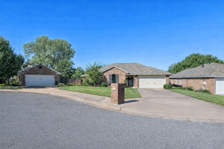 Perfect Cozy House Located In The Center Of Edmond - Edmond, OK