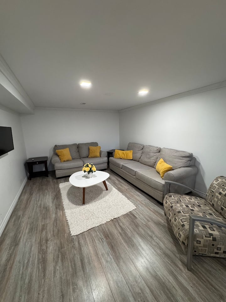 Private Basement Suite W/ Kitchen Parking Entrance - Aurora