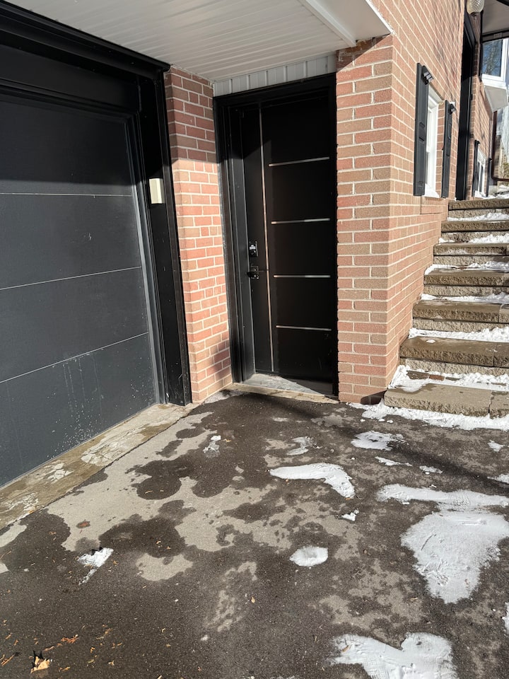 Private Basement Suite W/ Kitchen Parking Entrance - Newmarket