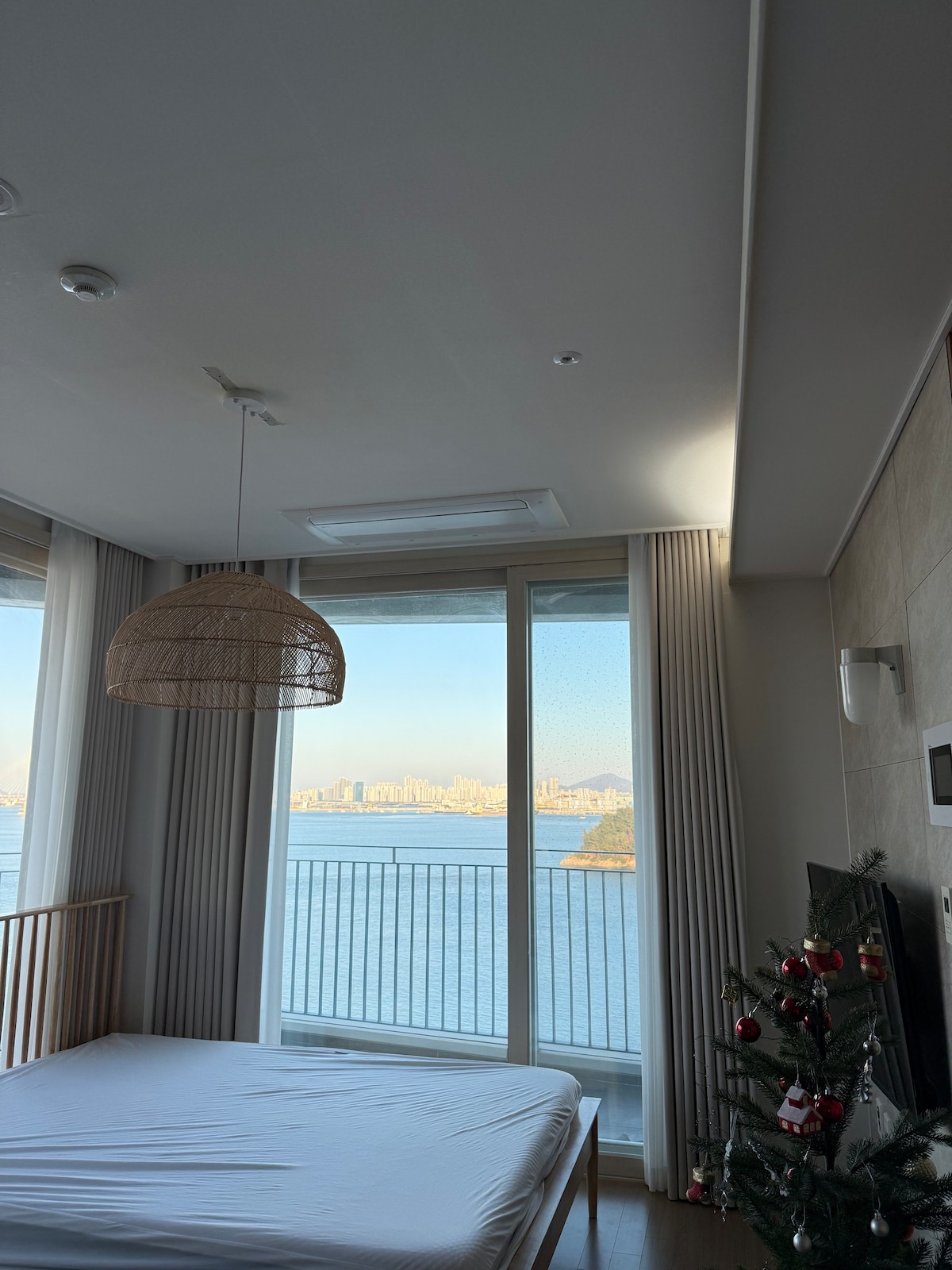 /X-MAS/High-rise glass window ocean view/Sunrise eatery/20 minutes from ...