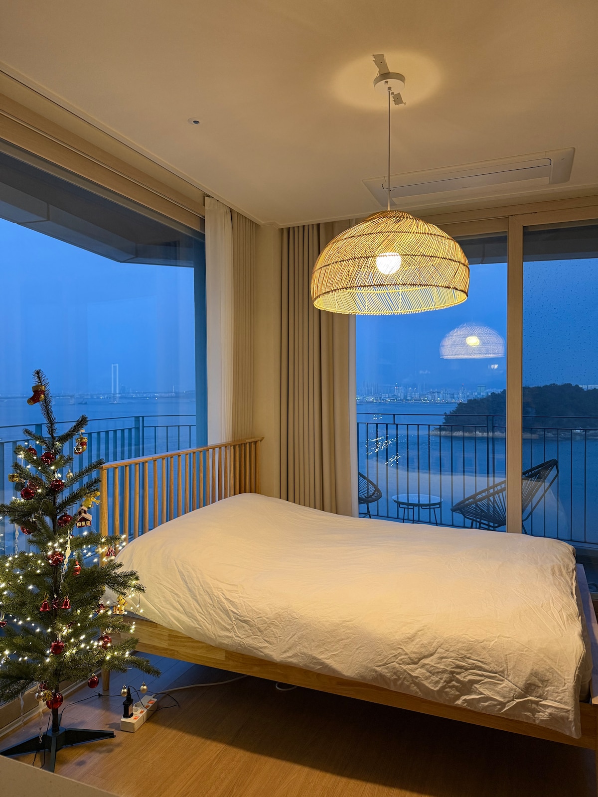 /X-MAS/High-rise glass window ocean view/Sunrise eatery/20 minutes from ...