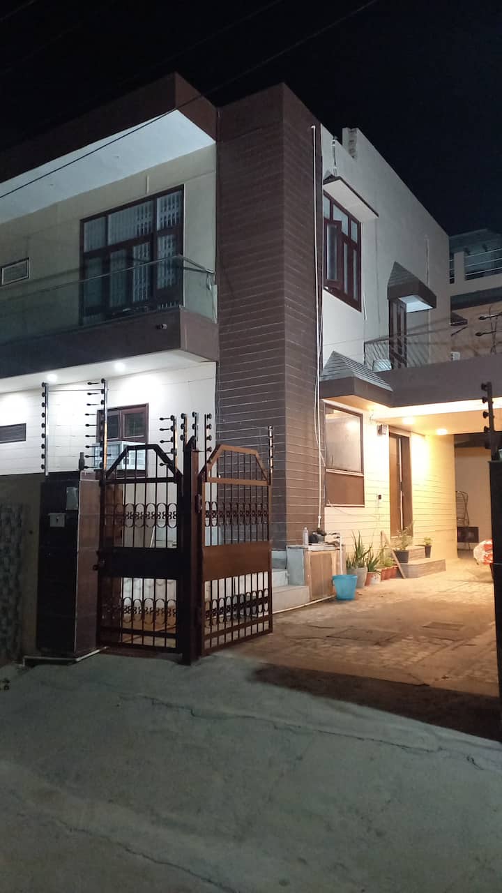 Well Appointed Cozy Rooms With Attached Bathrooms. - Mathura