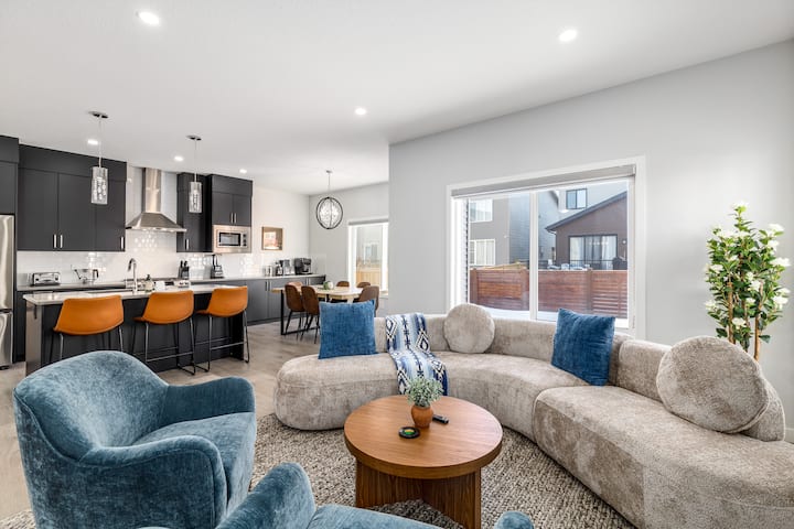 Arcade, King Bed, Espresso Maker, Family Friendly - Airdrie