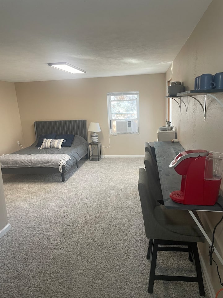 Cozy Modern Studio - Sunrise Beach, MO