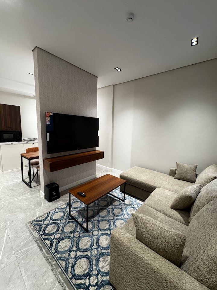 Modren 2br,2lr,self-entry,b1 Parking,open Kitchen - Riyad