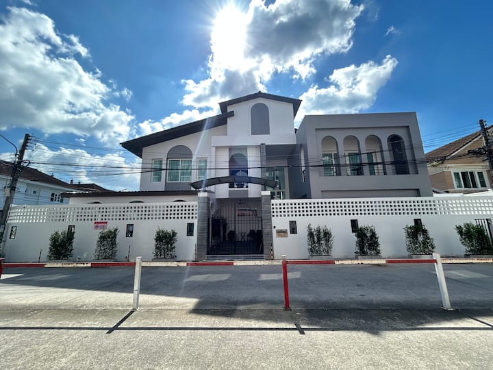 Grand Espuma Patong Pool Villa 13 Br Sleep 26pax - Patong Beach