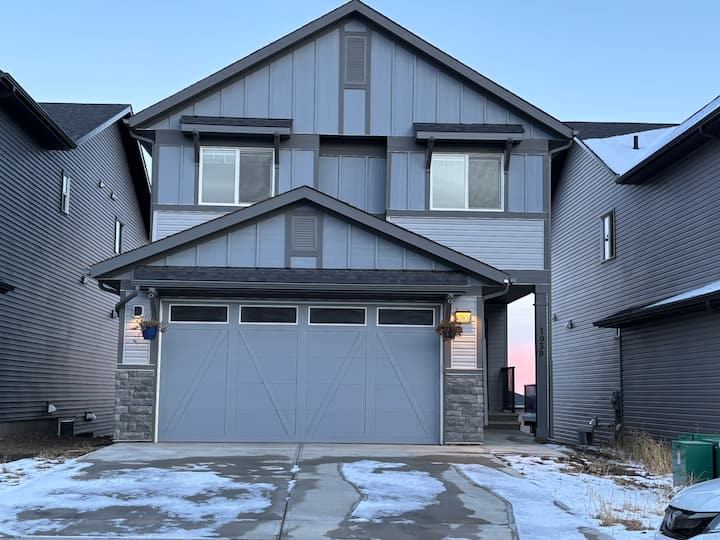 Luxury 3bedroom House With Kingsize Master Bedroom - Airdrie