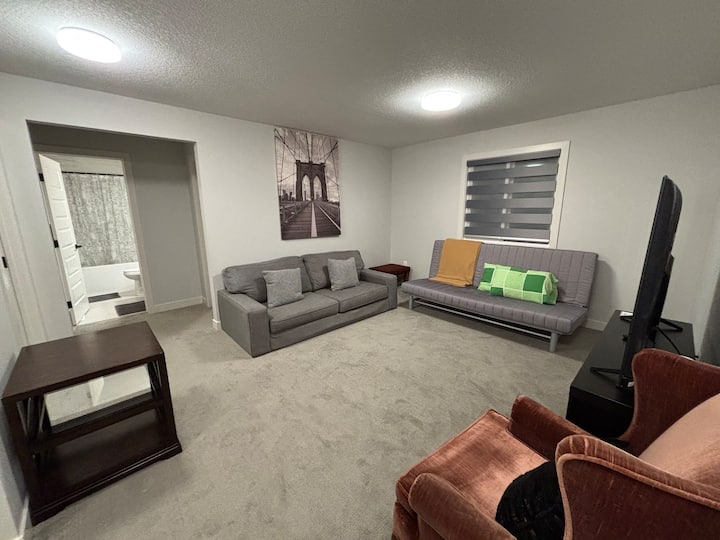 Luxury 4 Bedroom Entire House With Basement Suite - Airdrie