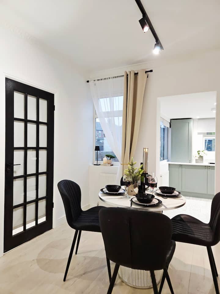 Two Houses Next Door | 6br | Sleeps 8 Parking - Kingston upon Hull