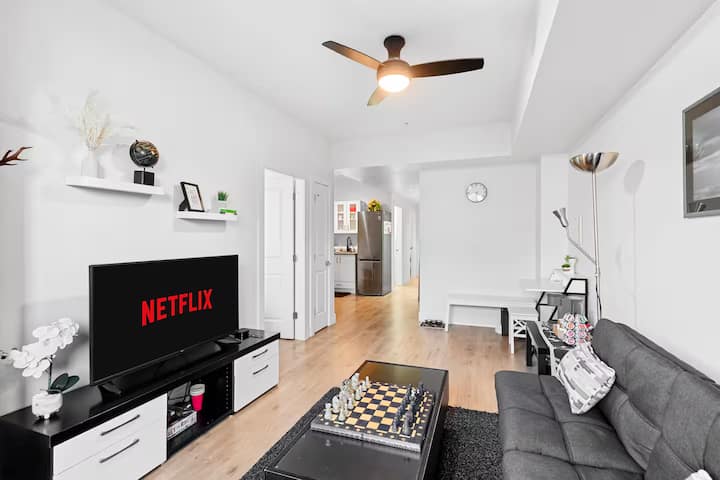 Beautiful Family Suite & Backyard Picnic & Games - 蘭里市