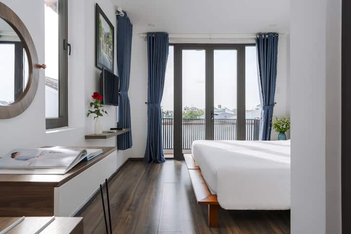 Deluxe Room With Balcony And Pool View - Vietnam