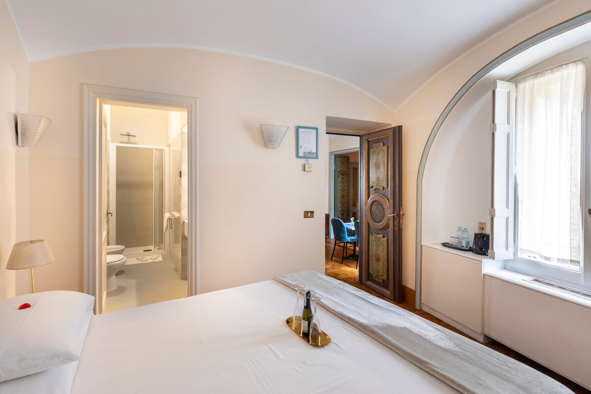 MartinaHouse Via Veneto Cozy Room ensuite bathroom - Bed and breakfasts ...
