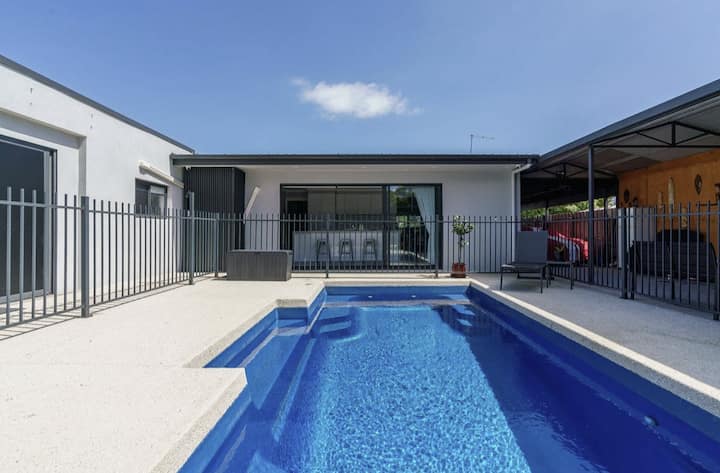 Poolside Retreat 5 Bedroom! - Dromana