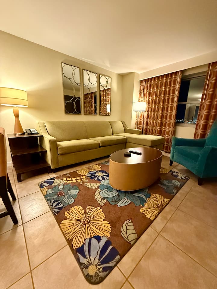 Spacious Resort Stay With Pool & Full Kitchen - Las Vegas, NV
