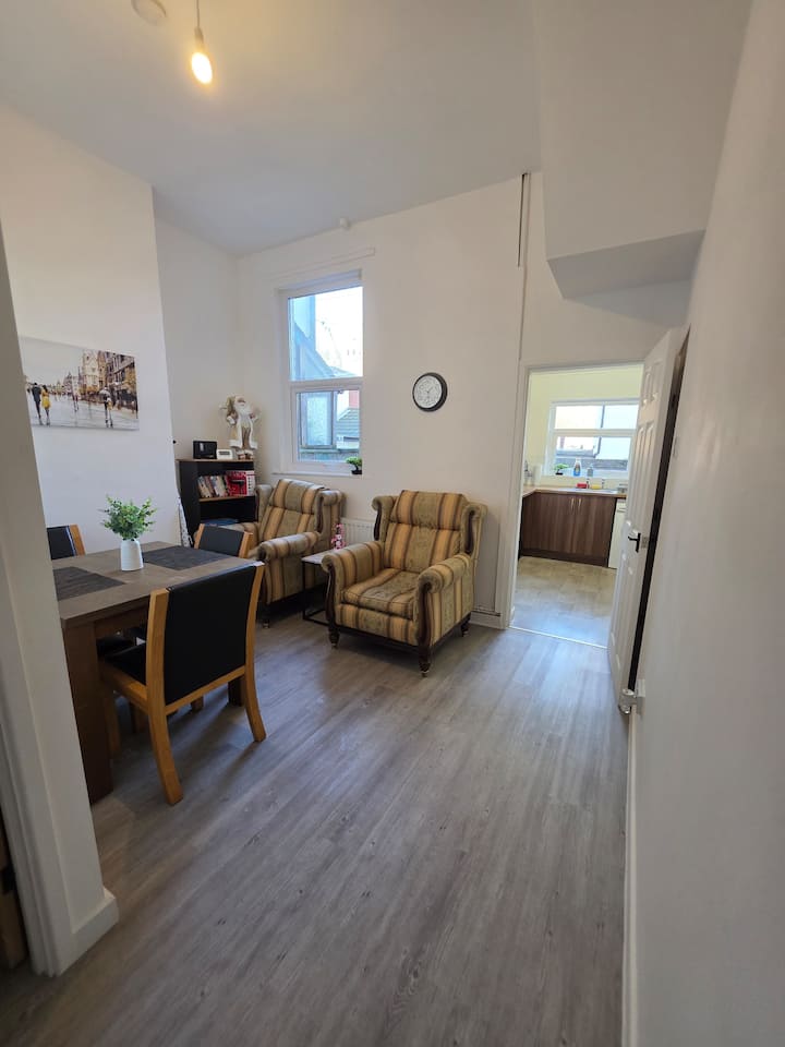 Elegant 4 Bedroom Home | 2 Baths | Free Parking - Speke - Liverpool