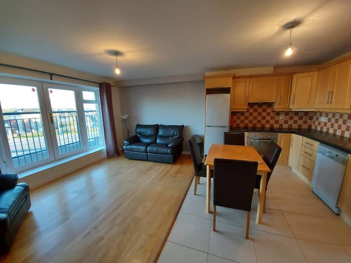 Bright & Modern City Apartment With 2 Double Rooms - Galway